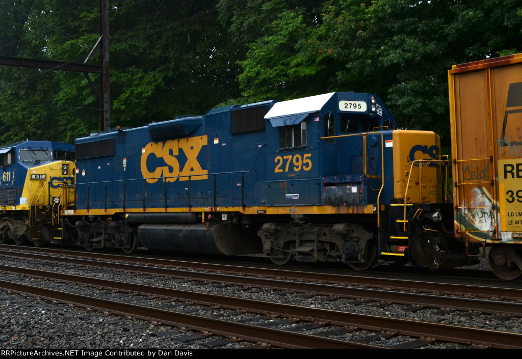 CSX GP38-2 2795 trails on Q41